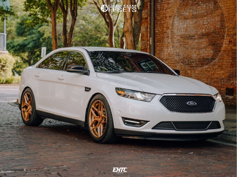 2016 Ford Taurus with 20x9 35 Variant Xenon and 255/45R20 Michelin ...