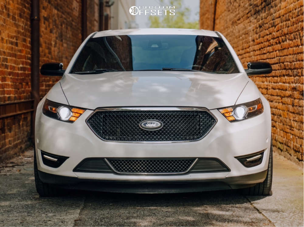 2016 Ford Taurus with 20x9 35 Variant Xenon and 255/45R20 Michelin ...