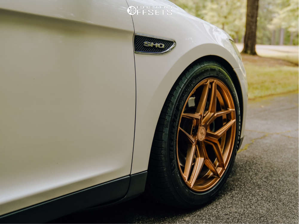 2016 Ford Taurus with 20x9 35 Variant Xenon and 255/45R20 Michelin ...