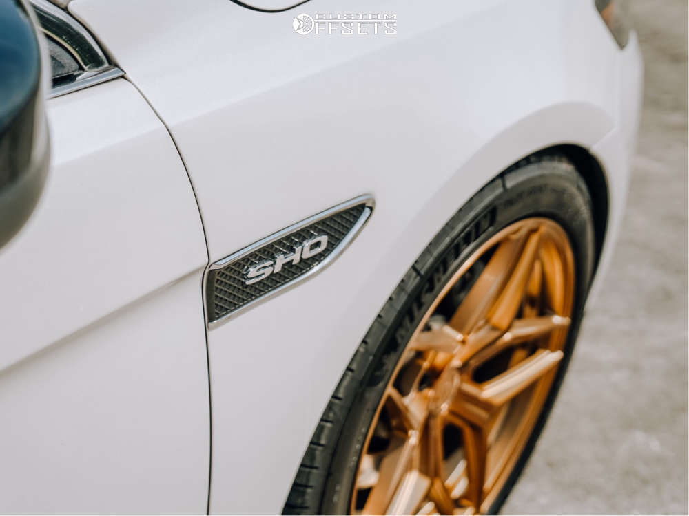 2016 Ford Taurus with 20x9 35 Variant Xenon and 255/45R20 Michelin ...
