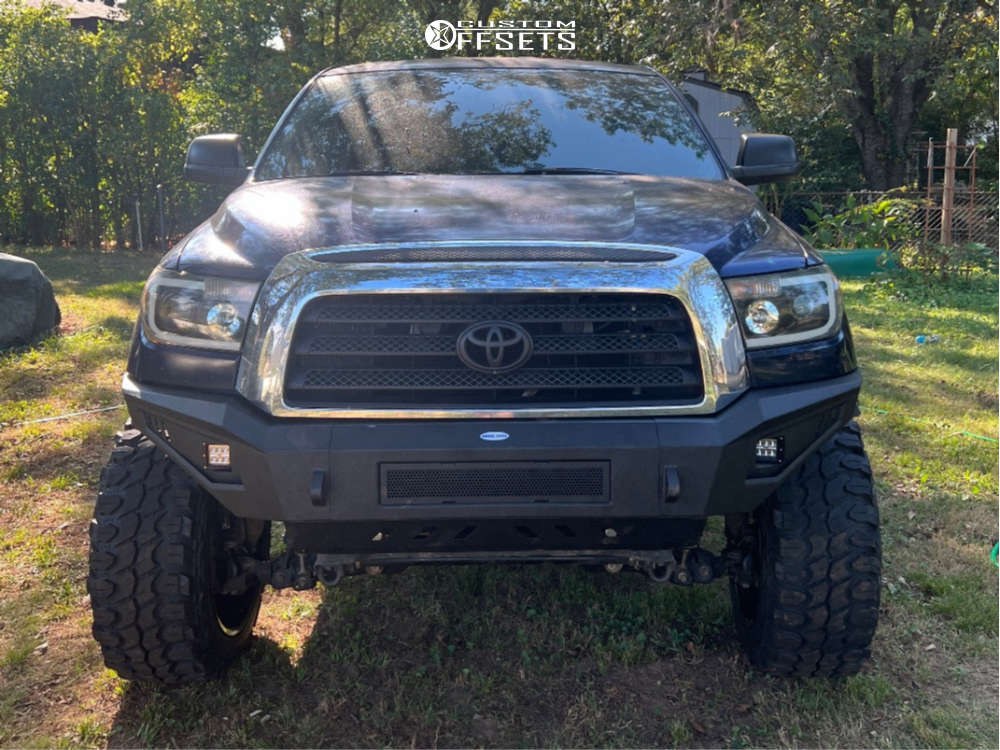 2008 Toyota Tundra with 22x12 -44 TIS 560b and 35/12.5R22 Gladiator ...