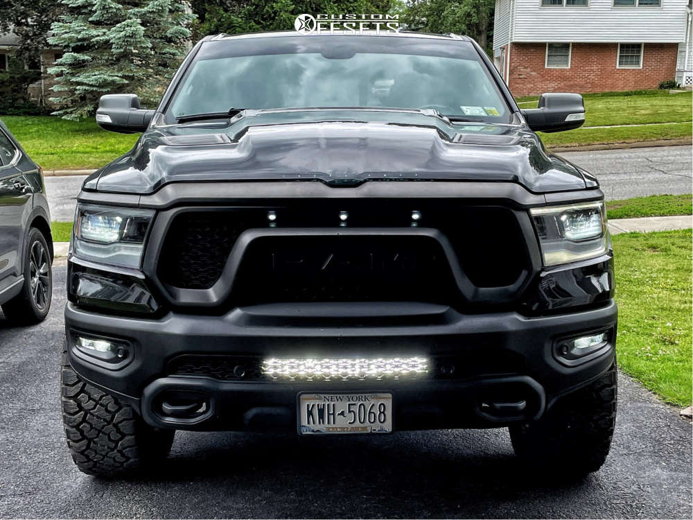 2020 Ram 1500 with 20x10 -19 Hostile Sprocket and 35/12.5R20 Kenda ...
