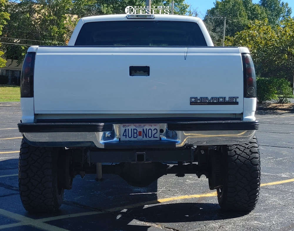 2000 Chevrolet K2500 with 20x12 -44 Moto Metal Mo962 and 33/12.5R20 ...