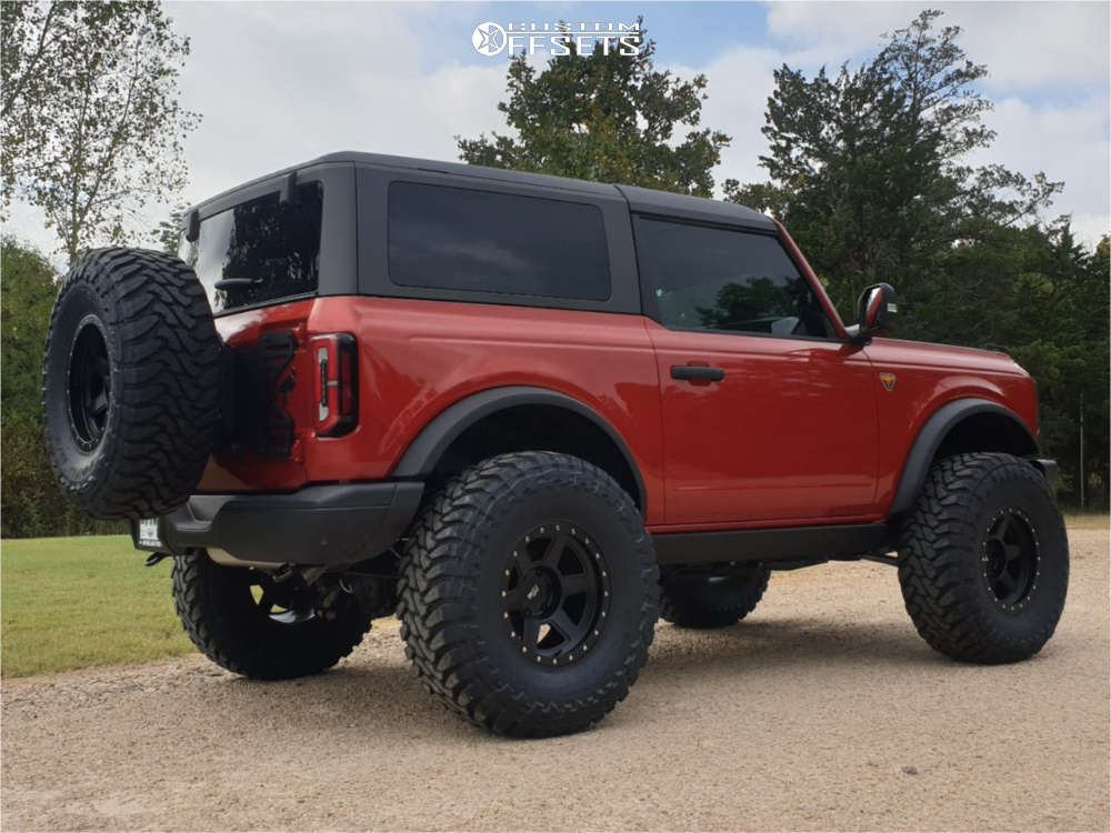 2023 Ford Bronco with 17x9 -38 Dirty Life Compound and 37/13.5R17 Toyo ...