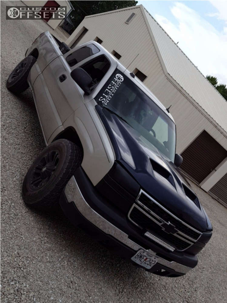 2005 Chevrolet Silverado 1500 with 18x9 18 Xd Xd778 and 265/70R18 Big O ...