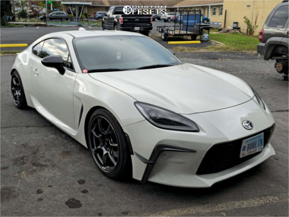 2022 Toyota GR86 with 18x8.5 38 Konig Ultragram and 215/40R18 Yokohama ...
