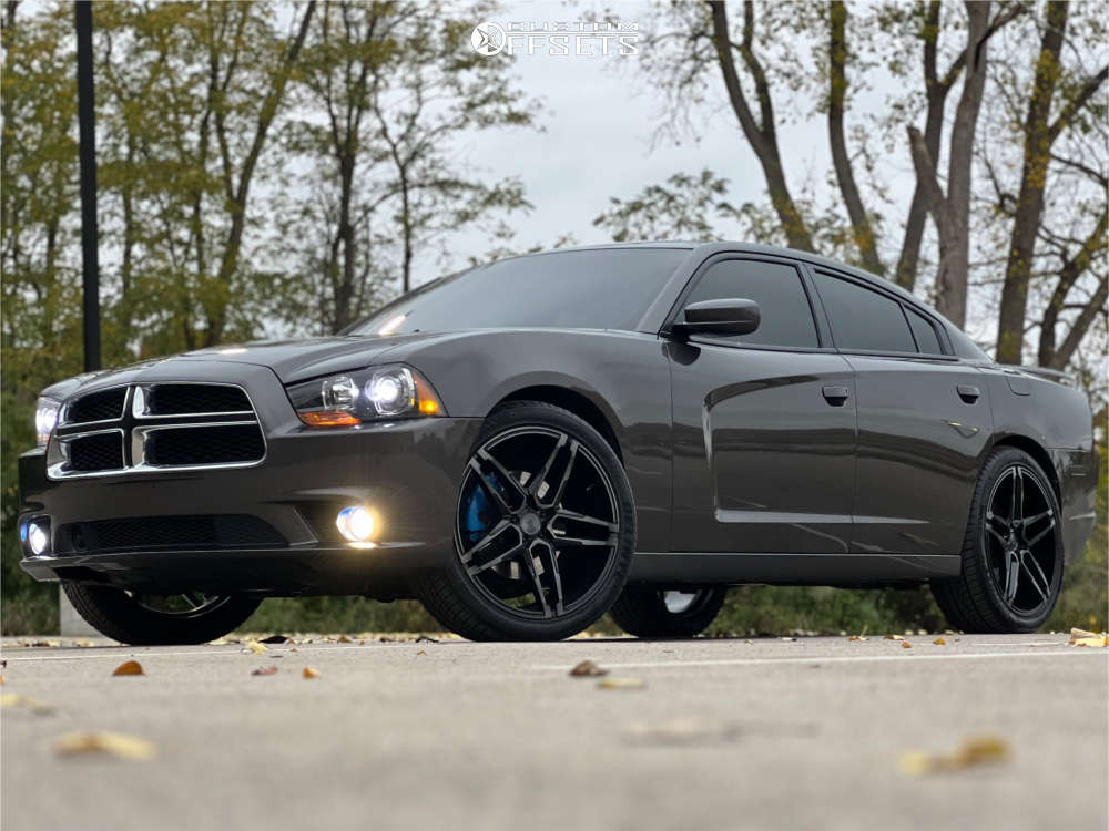 2014 Dodge Charger with 22x9 39 Savini Bm17 and 265/40R22 Delinte D8 ...