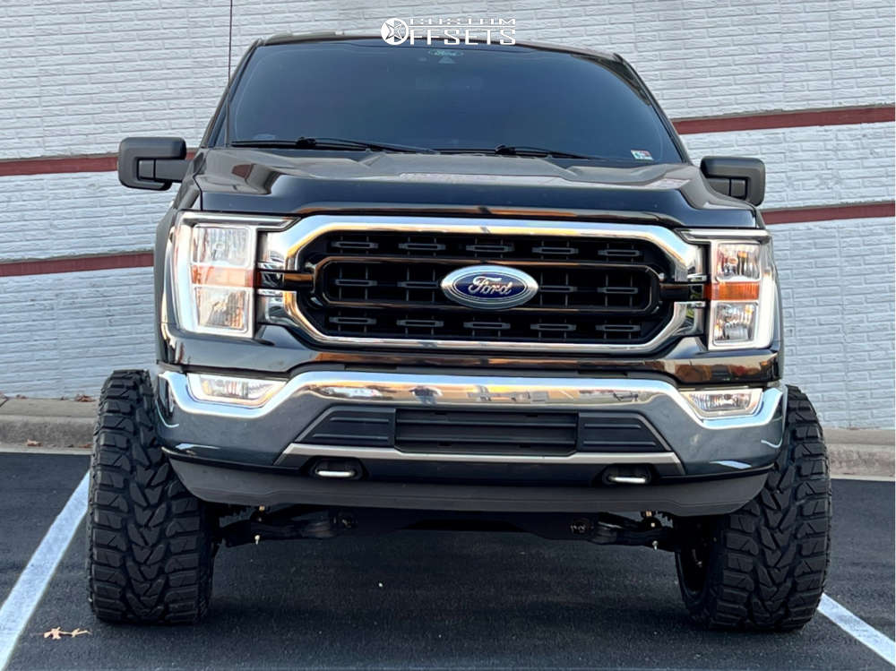 2021 Ford F-150 with 22x14 -76 TIS 544bm and 33/13.5R22 Versatyre MXT ...