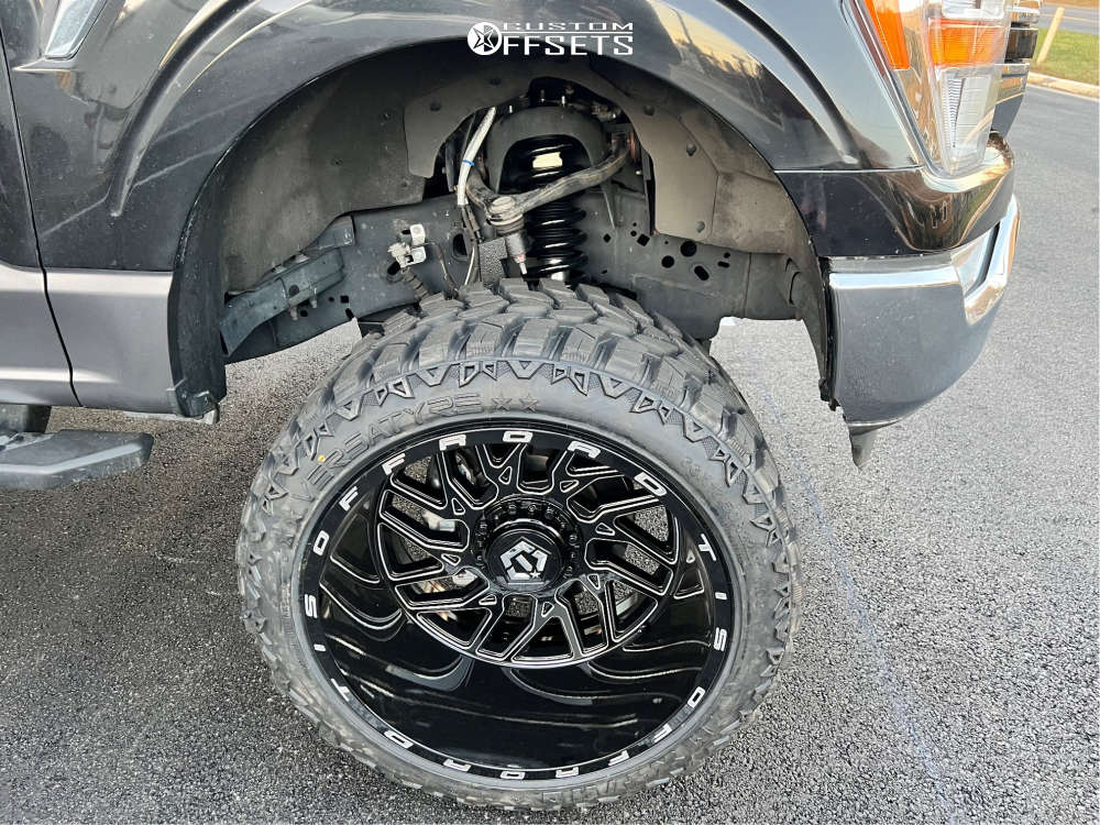 2021 Ford F-150 with 22x14 -76 TIS 544bm and 33/13.5R22 Versatyre MXT ...