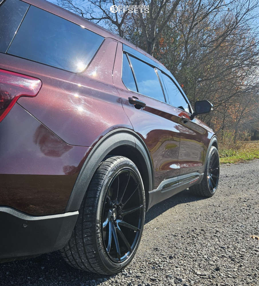 2020 Ford Explorer with 22x10.5 30 Savini Bm15 and 305/35R22 Lionhart ...