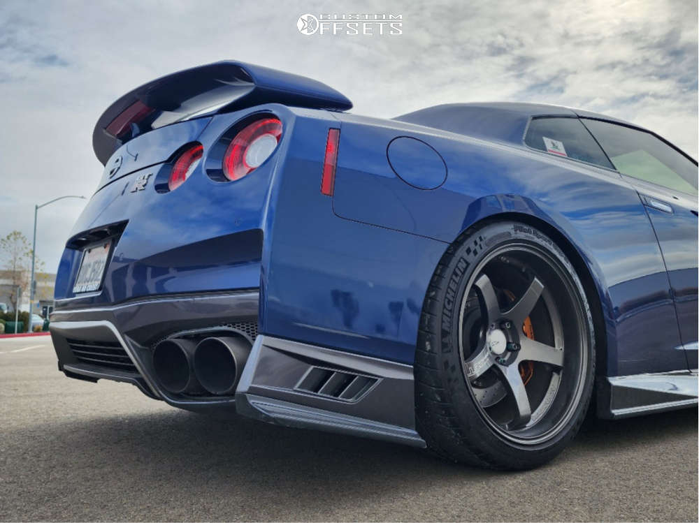 2017 Nissan GT-R with 20x10 35 Advan Gt and 285/35R20 Michelin Pilot ...