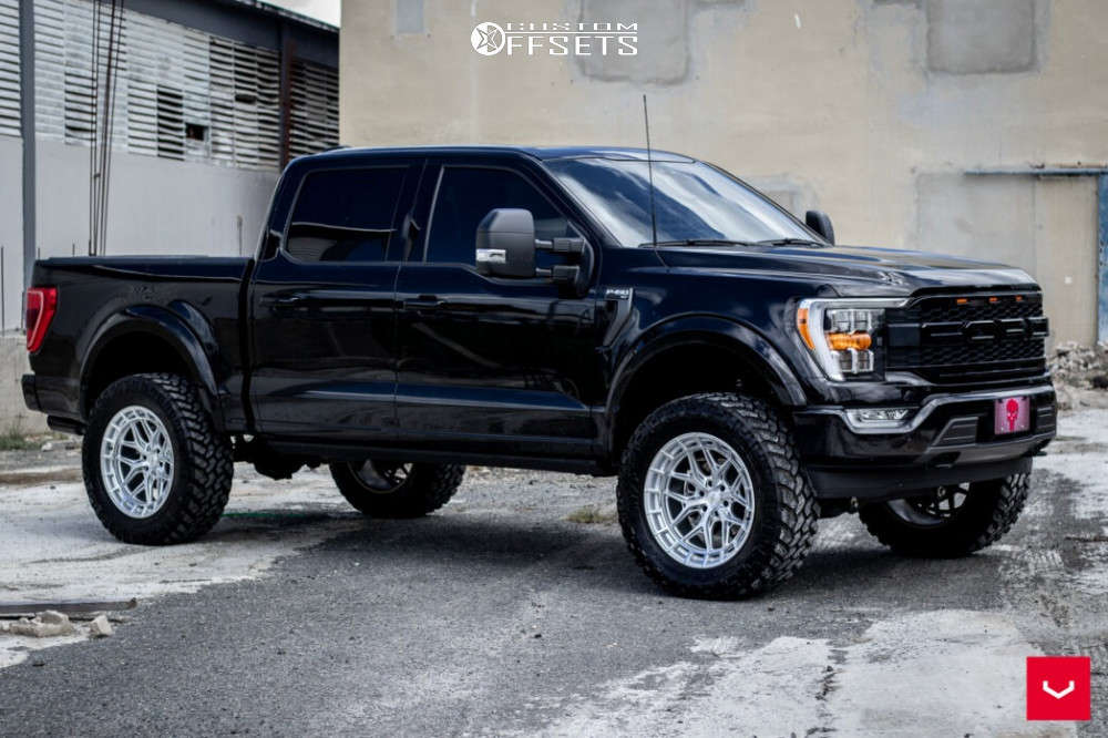2023 Ford F-150 with 22x10 18 Vossen Hfx-1 and 37/13.5R22 Nitto Trail ...