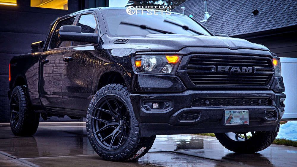 2020 Ram 1500 with 22x12 -44 Vossen Hf6-4 and 35/12.5R22 Nitto Recon ...