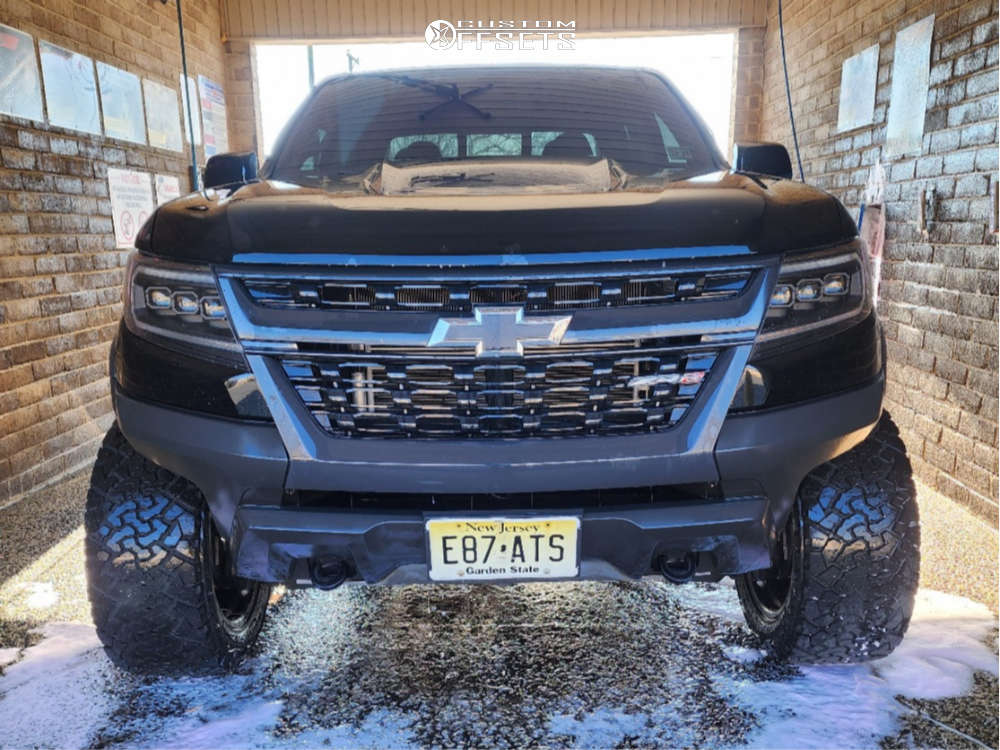 2019 Chevrolet Colorado with 20x10 -19 TIS 547b and 33/12.5R20 Venom ...