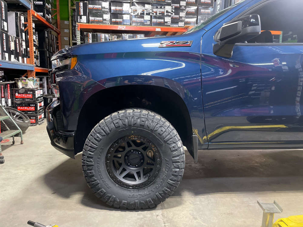 2020 Chevrolet Silverado 1500 with 17x9 -12 Method Mr312 and 35/12.5R17 ...