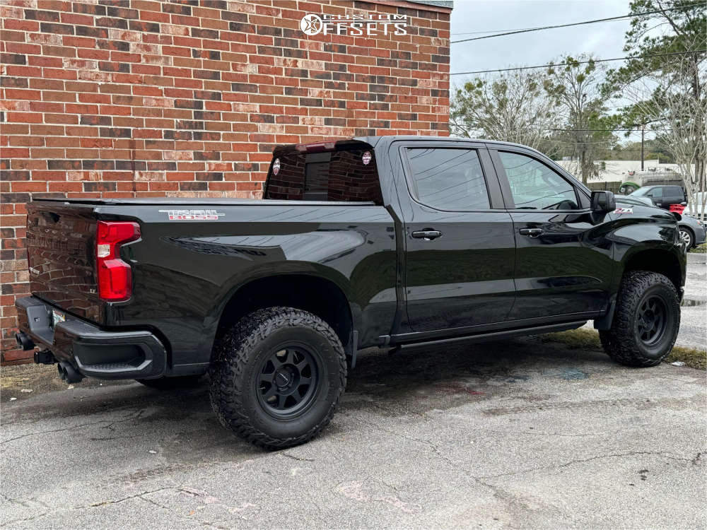 2021 Chevrolet Silverado 1500 with 17x9 -12 Method Mr701 and 35/12.5R17 ...