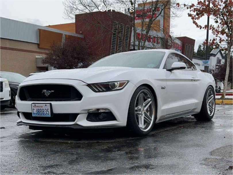 2017 Ford Mustang with 20x9 35 Ferrada Cm1 and 255/40R20 Continental ...