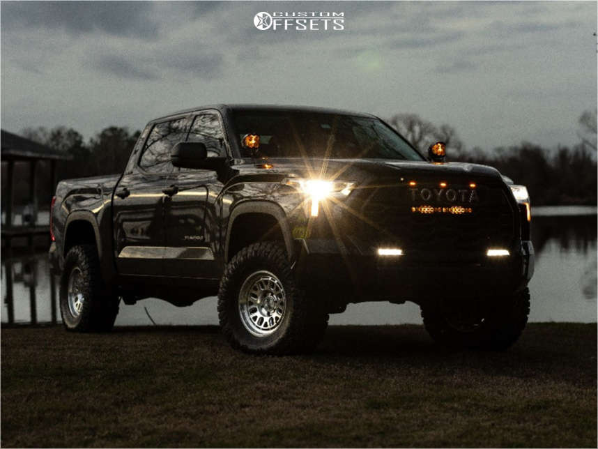 2023 Toyota Tundra with 17x8.5 0 Method Mr321 and 35/12.5R17 Nitto ...