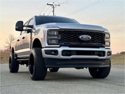 2023 Ford F-250 Super Duty with 22x12 -44 TIS 560b and 35/12.5R22 Venom ...