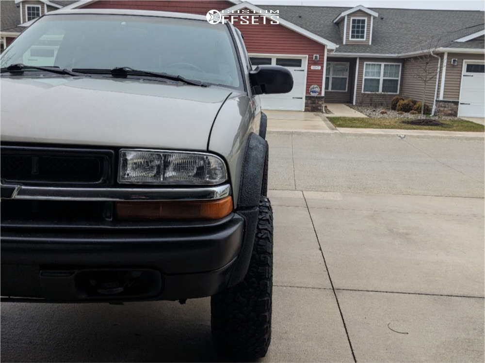 2003 Chevrolet S10 with 15x7 -7 American Racing Outlaw and 31/10.5R15 ...
