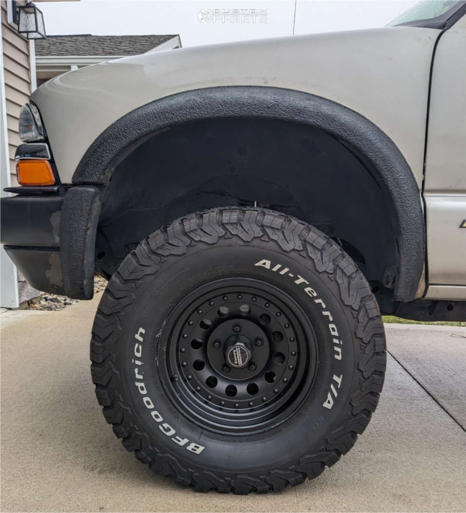 2003 Chevrolet S10 with 15x7 -7 American Racing Outlaw and 31/10.5R15 ...