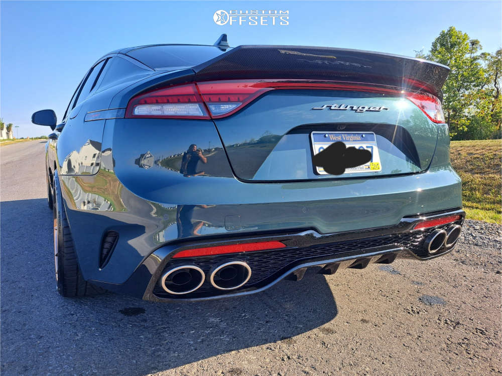 2022 Kia Stinger with 20x9 35 Ferrada Cm2 and 255/35R20 Continental Extremecontact Dws06 Plus ...