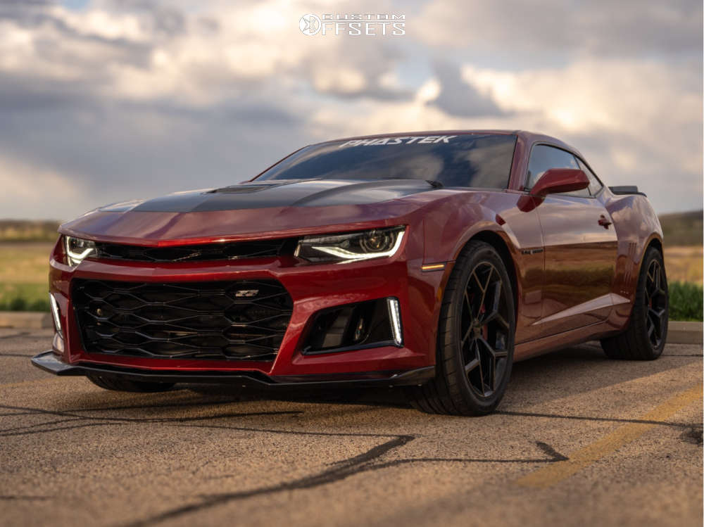 2015 Chevrolet Camaro with 20x9 30 OE Performance 126 and 275/40R20 ...