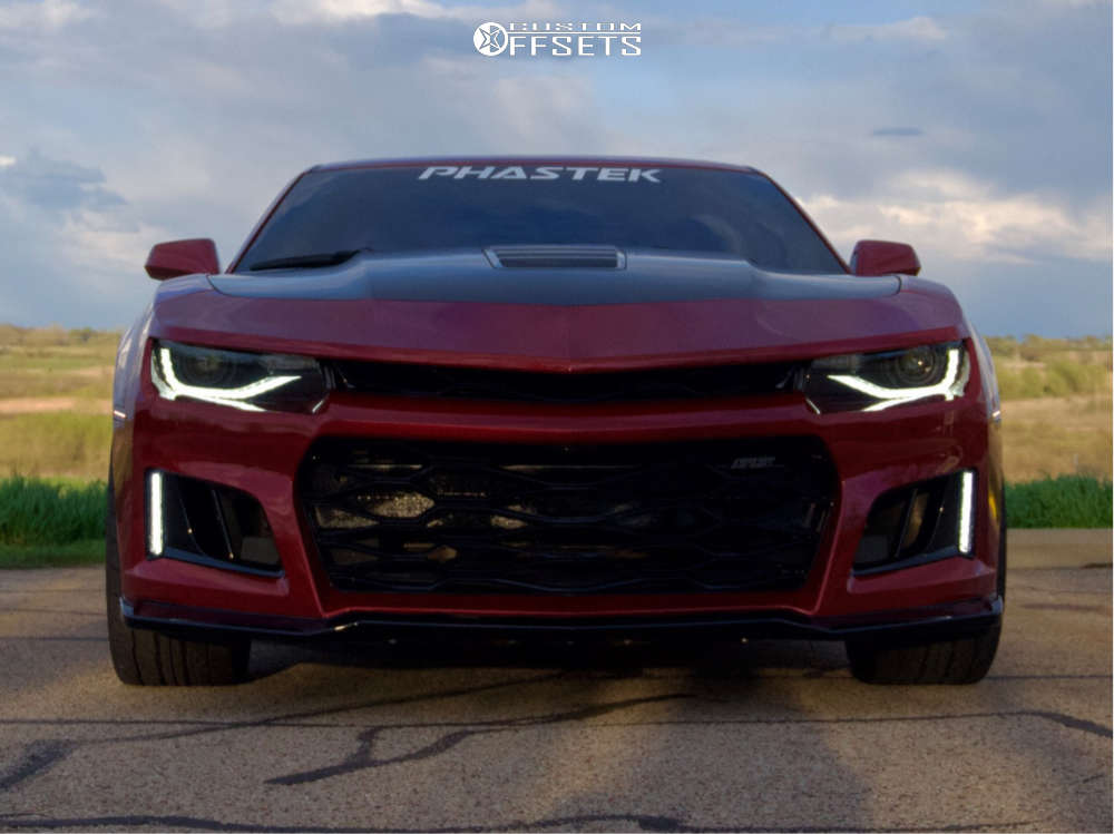 2015 Chevrolet Camaro with 20x9 30 OE Performance 126 and 275/40R20 ...