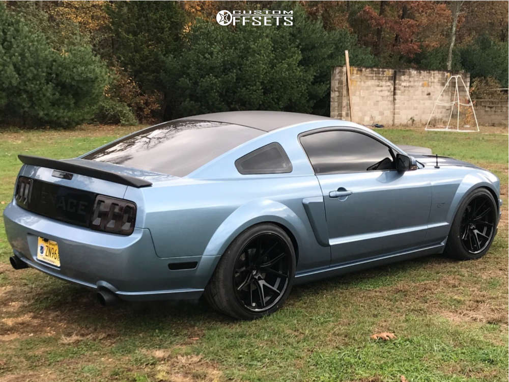 2005 Ford Mustang with 20x10.5 38 Ferrada FR2 and 275/35R20 Nitto Invo ...