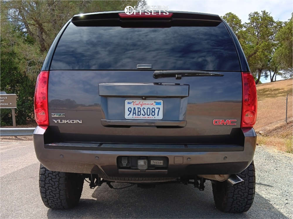 2011 GMC Yukon with 20x12 -44 Moto Metal Mo962 and 33/12.5R20 AMP Pro ...