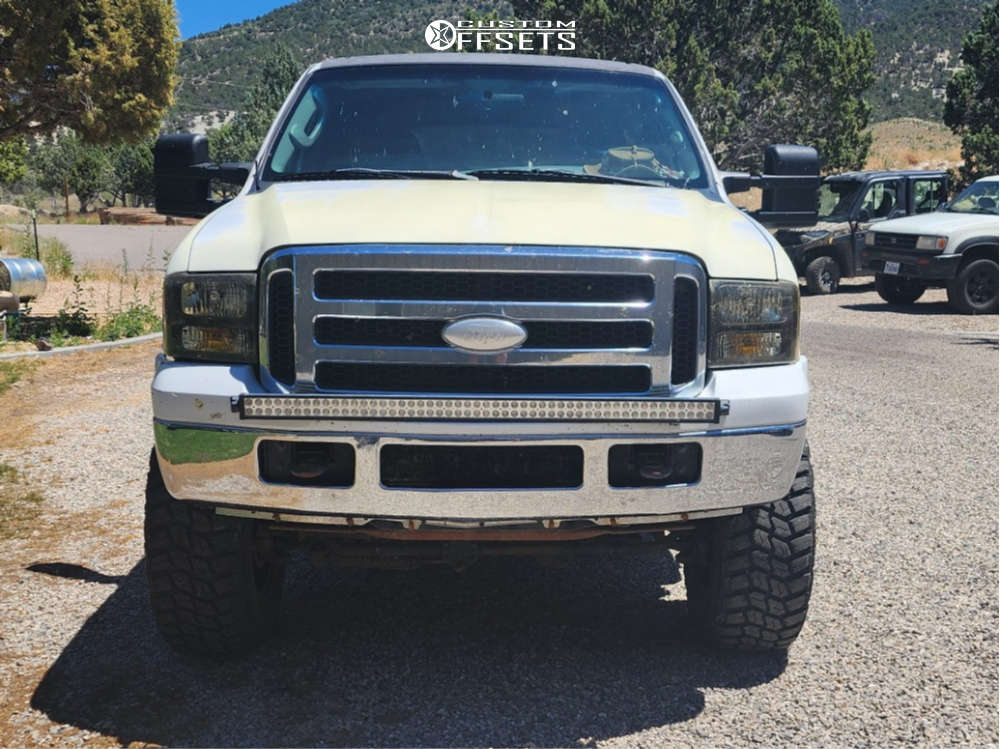 2005 Ford Excursion with 20x12 -44 Moto Metal MO970 and 37/12.5R20 ...