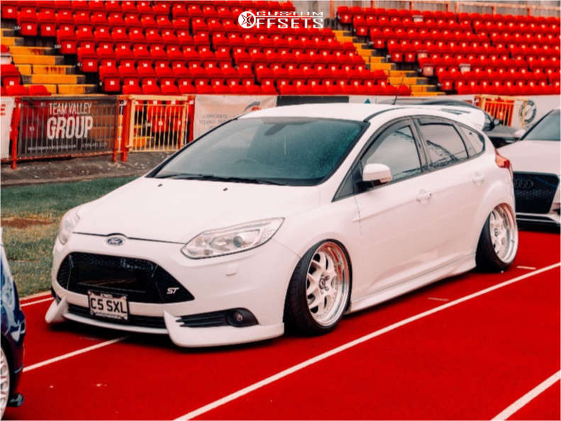 2013 Ford Focus with 18x9.5 30 Schmidt VN-Lines and 225/40R18 Toyo ...
