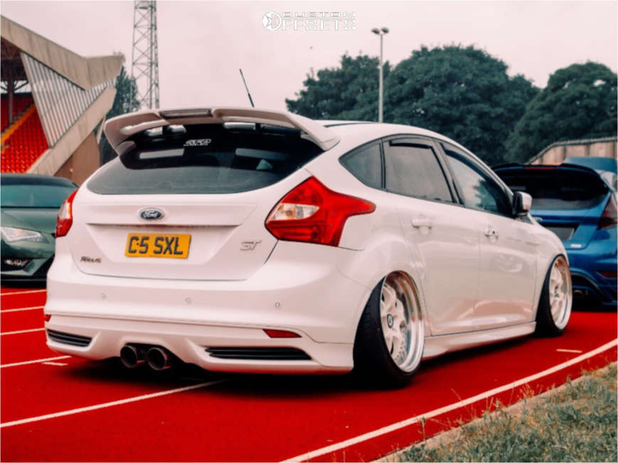 2013 Ford Focus with 18x9.5 30 Schmidt VN-Lines and 225/40R18 Toyo ...