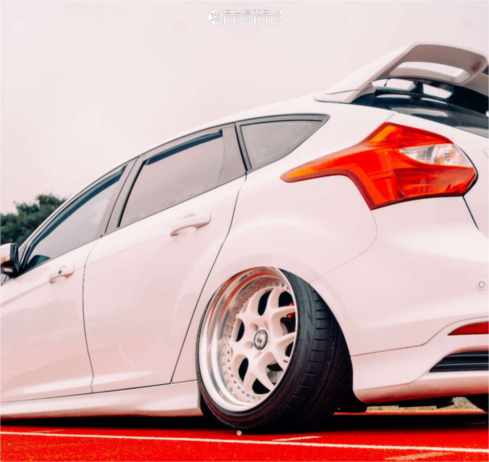 2013 Ford Focus with 18x9.5 30 Schmidt VN-Lines and 225/40R18 Toyo ...