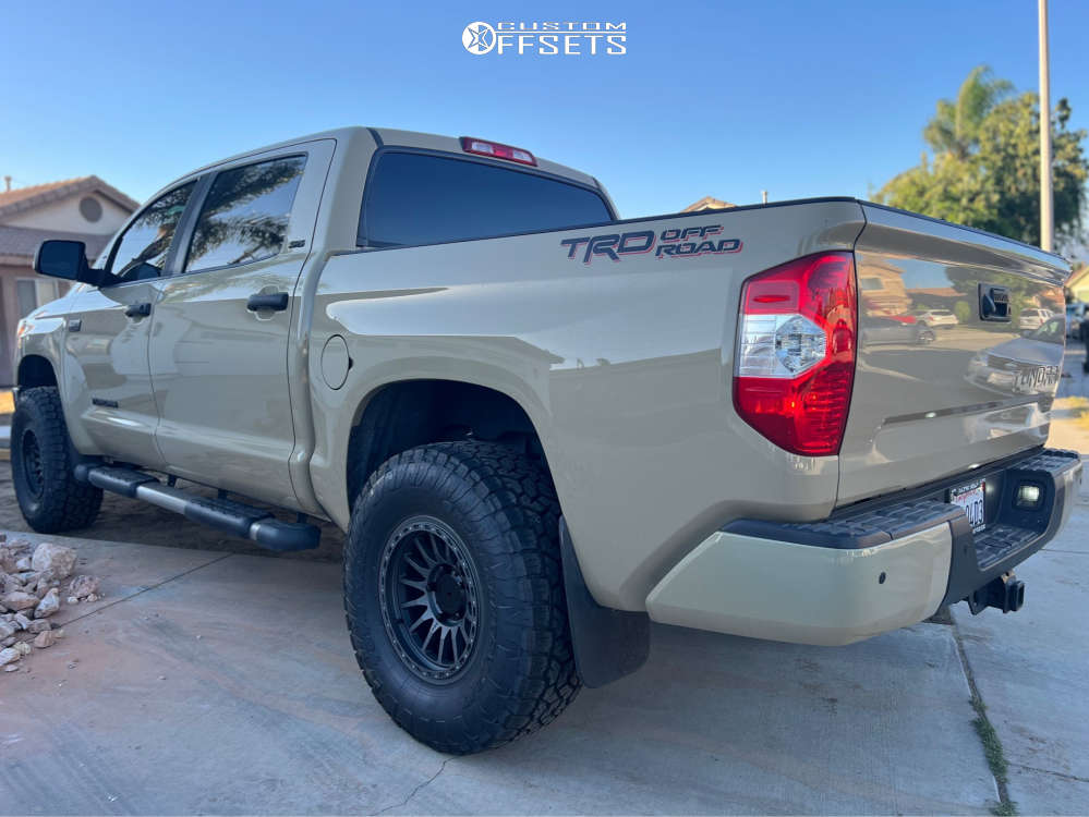 2018 Toyota Tundra with 17x8.5 0 RRW Rr7-h Flow Form and 35/12.5R17 ...