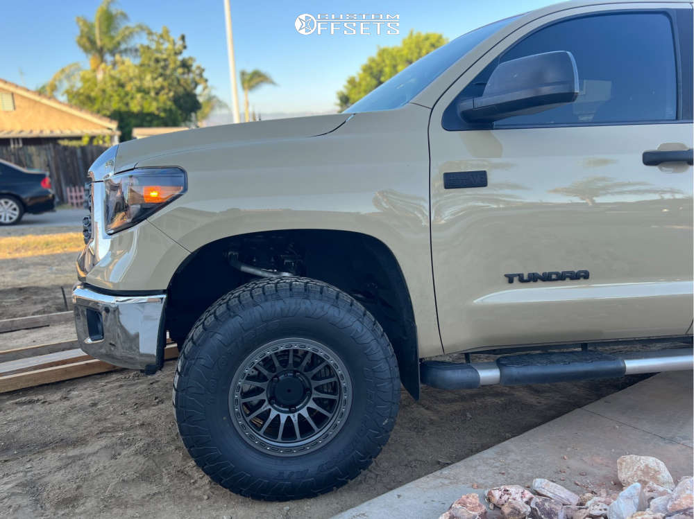 2018 Toyota Tundra with 17x8.5 0 RRW Rr7-h Flow Form and 35/12.5R17 ...