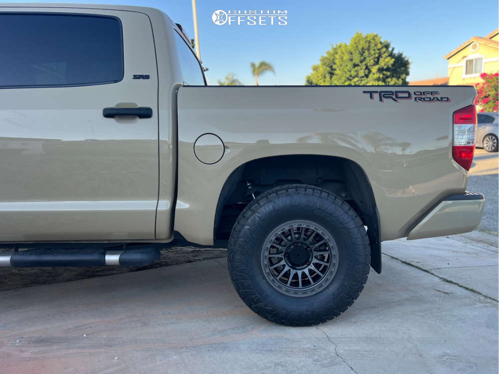 2018 Toyota Tundra with 17x8.5 0 RRW Rr7-h Flow Form and 35/12.5R17 ...