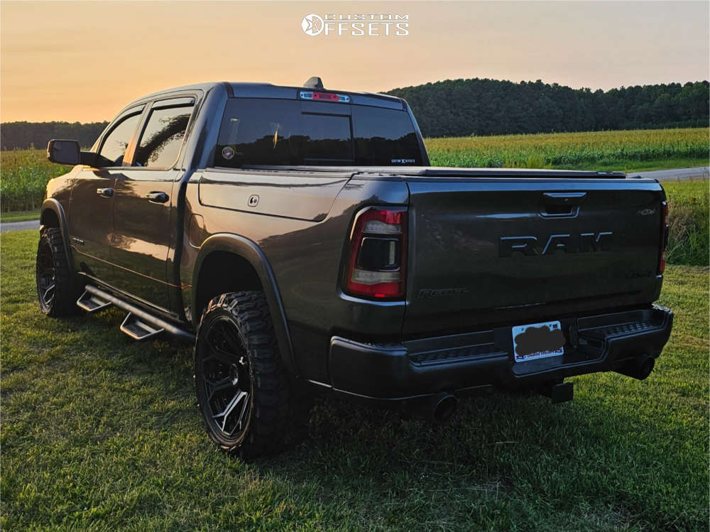 2019 Ram 1500 with 22x10 -18 4Play 4p80r and 33/12.5R22 Gladiator Xcomp ...