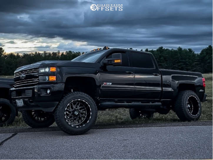 2019 Chevrolet Silverado 2500 HD with 22x14 -76 TIS 544bm and 37/13.5R22 Radar Renegade RT and ...