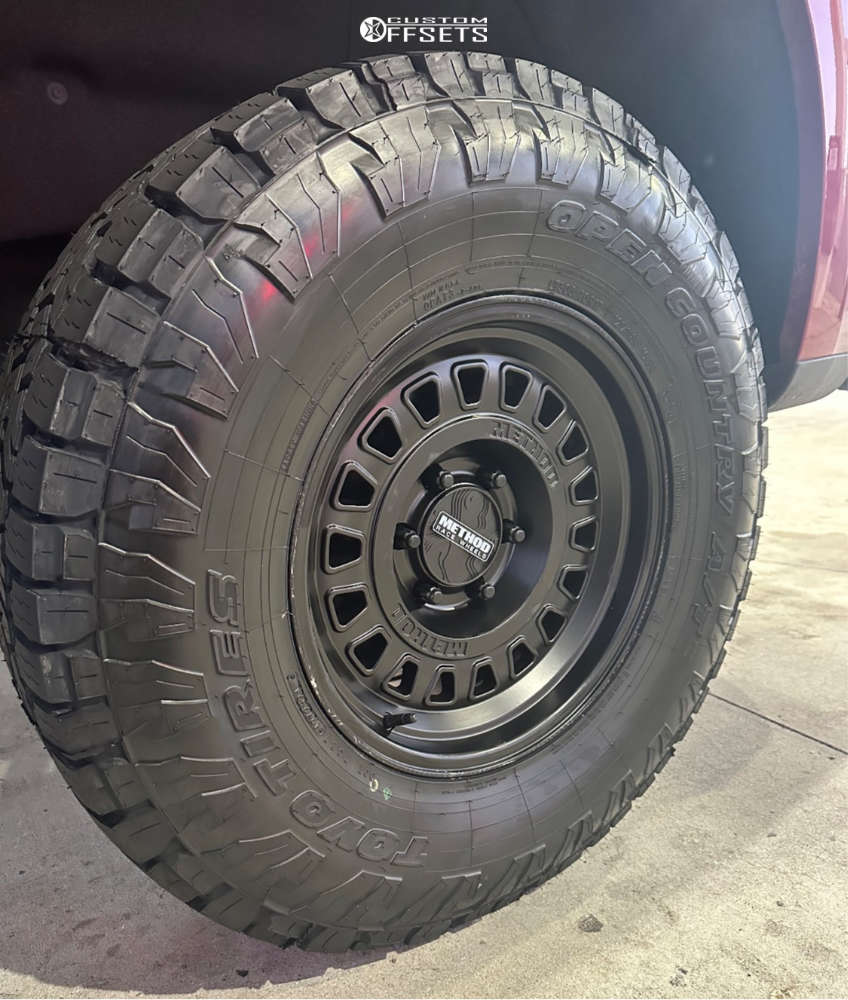 2020 Chevrolet Silverado 1500 with 17x8.5 0 Method Mr320 and 305/70R17 ...