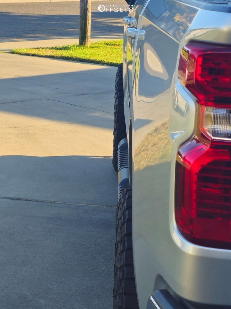 2020 Chevrolet Silverado 1500 with 17x9 -12 Method Mr703 and 33/12.5R17 ...