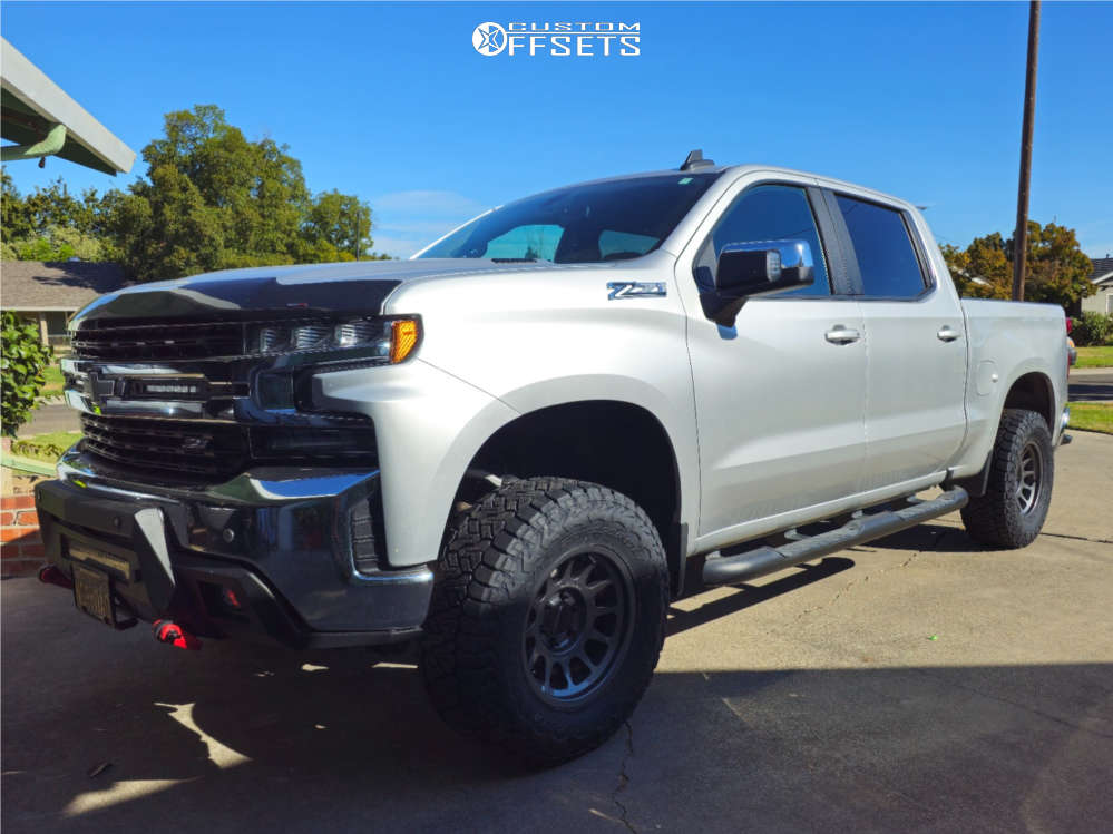 2020 Chevrolet Silverado 1500 with 17x9 -12 Method Mr703 and 33/12.5R17 ...