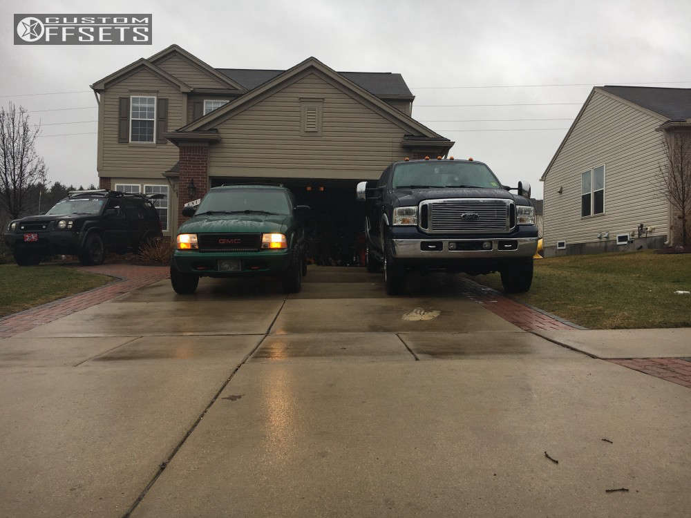 2000 GMC Jimmy with 15x8 0 Pacer Black Daytona and 33/10.5R15 ...