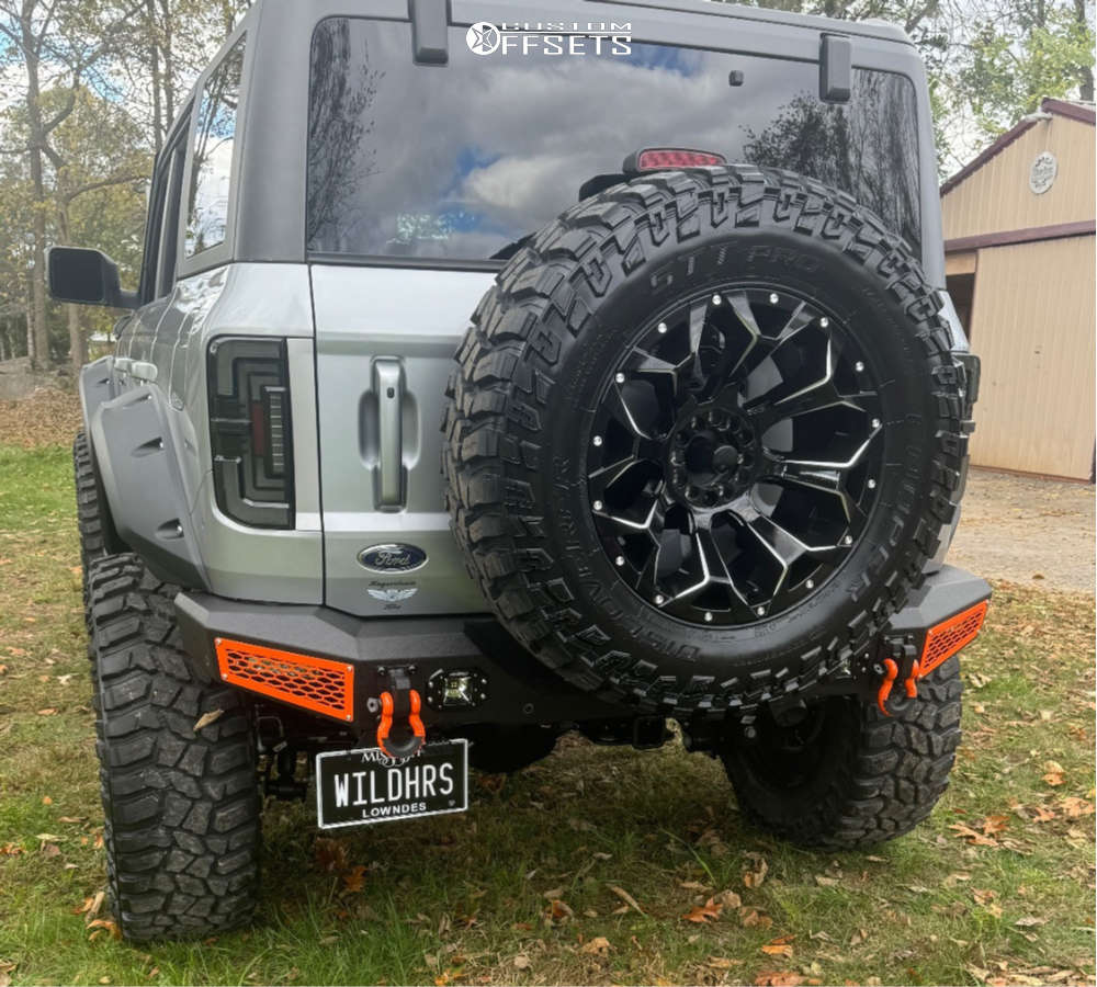 2024 Ford Bronco with 20x10 -22 Fuel Assault and 37/12.5R20 Cooper ...