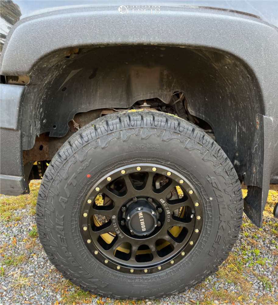 2005 Chevrolet Silverado 2500 HD with 18x9 18 Method MR305 and 275 ...