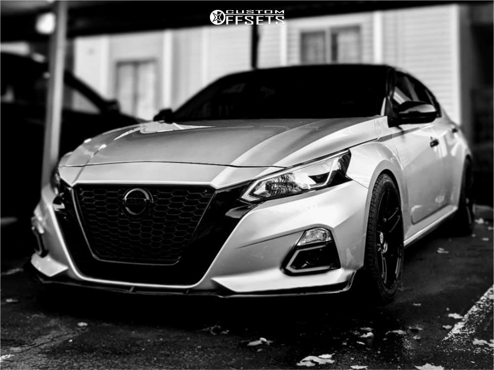 2020 Nissan Altima with 18x8.5 35 Curva Cff300 and 245/45R18 Michelin ...