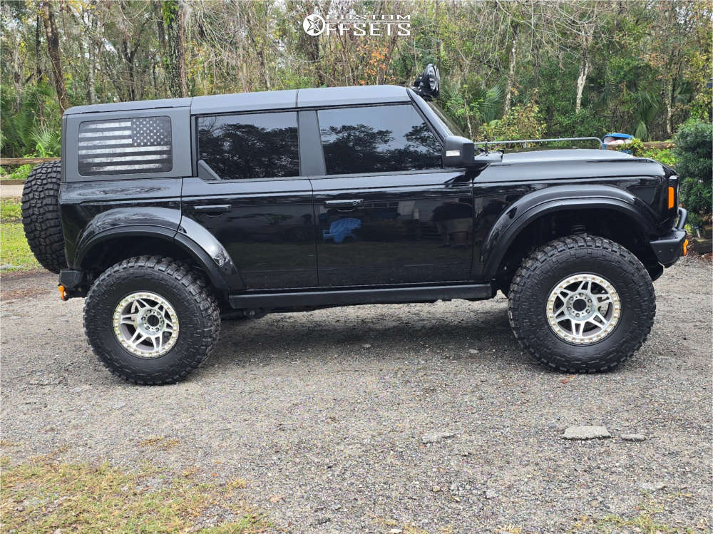 2024 Ford Bronco with 17x9 -44 Method Mr106 and 37/12.5R17 Kenda Klever ...