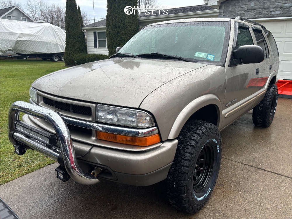 2002 Chevrolet Blazer with 15x7 -6 Vision D Window and 31/10.5R15 ...