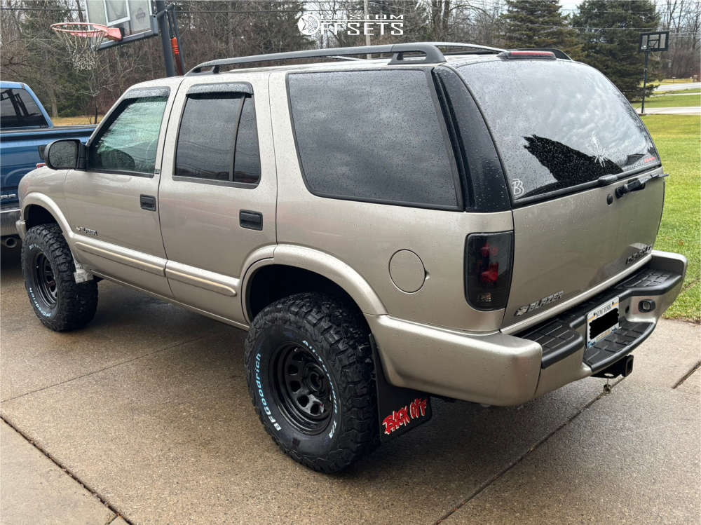 2002 Chevrolet Blazer with 15x7 -6 Vision D Window and 31/10.5R15 ...