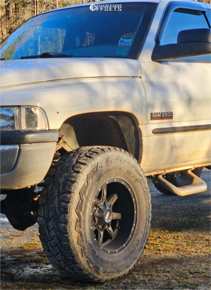 1999 Dodge Ram 2500 with 18x10 -24 Moto Metal MO970 and 37/12.5R18 Toyo ...